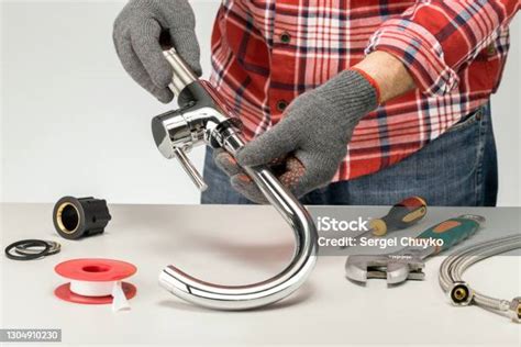 부엌이나 욕실에서 직장에서 배관공 수리 서비스 조립 및 설치 개념 가정 주방에 대한 스톡 사진 및 기타 이미지 가정 주방 가정의 방 남자 Istock