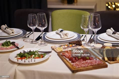 레스토랑에서 새해 테이블을 멋지게 제공했습니다 카페나 집에서 크리스마스 밤 디자인용 스톡 사진 0명에 대한 스톡 사진 및 기타 이미지 Istock