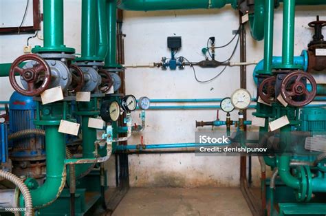 오래 된 파란 전기 모터 펌프 밸브 및 파이프라인에 압력 계기 열 개념에 대한 스톡 사진 및 기타 이미지 열 개념 0명 강철 Istock