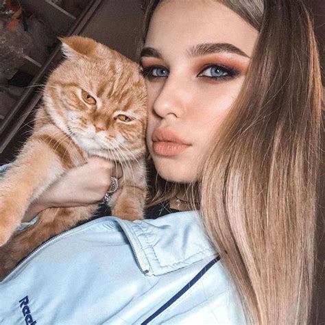 Pin On صور بنت مع قطة