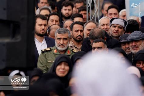 مشرق نیوز عکس حضور سردار حاجی زاده در مراسم تشییع شهیده فائزه رحیمی