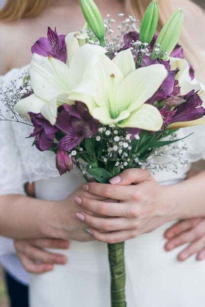 Pareja Joven En Bosque Foto Premium
