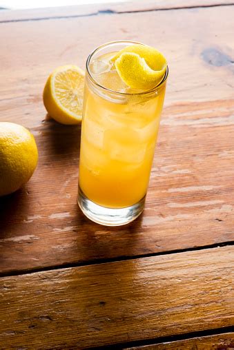 칵테일 진 보드카 럼 또는 위스키로 만든 알코올 음료에 소다수 과일 주스 라임과 체리를 곁들인 장식 클래식 한 미국 바 음료 0