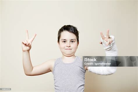 Niedlich Junge Mit Gebrochenen Arm Stockfoto Und Mehr Bilder Von