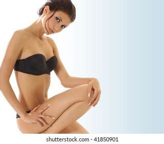 분홍색 배경 위에 검은색 란제리 입고 스톡 사진 42622897 Shutterstock