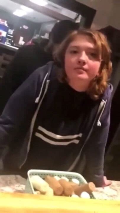 【動画】レジの女の子、客との口論でブチ切れてとんでもないモノを見せつける アダルトサイト速報