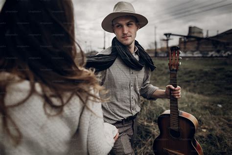 관능적인 커플 흰색 보헤미안 드레스를 입은 집시 여자가 텍사스 필드에서 세련된 뮤지션 남자와 손을 잡고 있다 근접 촬영 사진 Unsplash의 우크라이나 이미지
