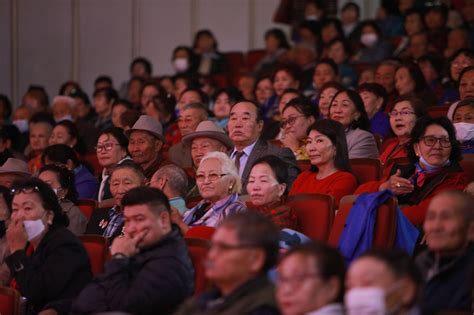 Нийслэл хотыг хөгжүүлэхэд хувь нэмрээ оруулсан ахмадуудад хүндэтгэл