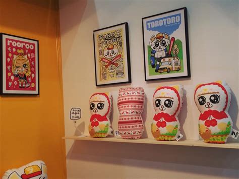 궁디팡팡 토로토로 양쪽벽이 허전해서 그림을 더걸고 추가로 선반을 설치해서 인형을 진열했어요 ㅎㅎㅎ