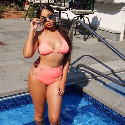 6 Hot Sexy Paola Flores Bikini Pics