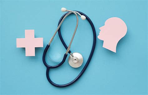 서류상 맨 위 모양 절단을 가진 청진기는 파란 배경 의학 건강 관리 개념 1에 착용 외과 가면을 착용합니다 0명에 대한 스톡 사진 및 기타 이미지 Istock