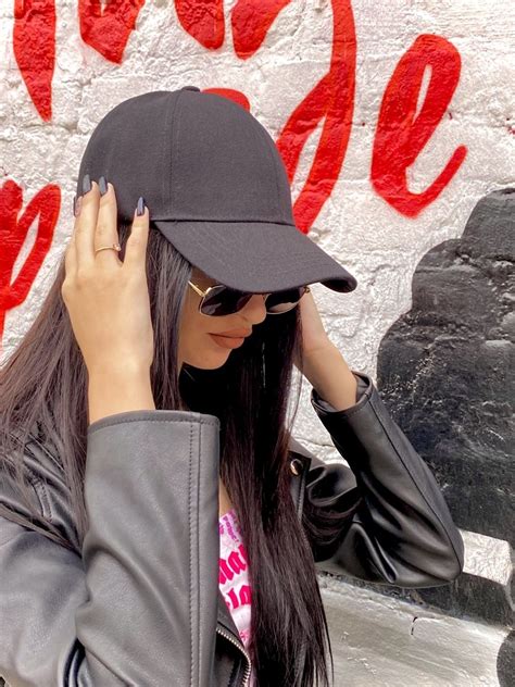 Женщина в черной кепке 33 фото картинки и фото Fashionhot Club
