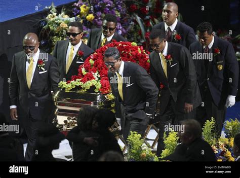 Michael Jacksons Memorial Service Drew Thousands Of Fans Mourners And