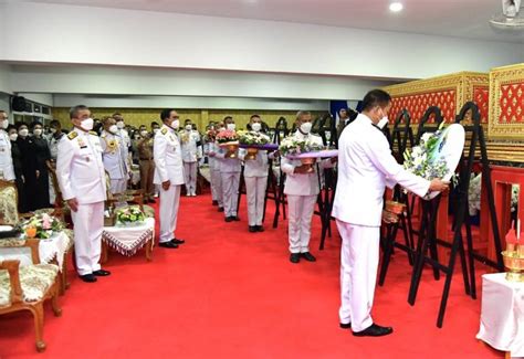 ในหลวง พระราชทานพวงมาลาหน้าหีบศพ 6 ราชนาวี Thai Pbs News ข่าวไทยพีบีเอส