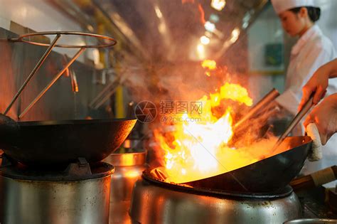 餐厅后厨大厨炒菜高清图片下载 正版图片507636401 摄图网