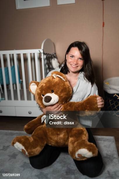 가족 가치 어머니와 아버지는 실내 아기 아이 와 함께 연주 파란색과 회색 홈 웨어와 자신의 아들 흑백을 입고 부모 행복 미소