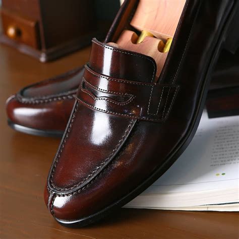 커스텀무드 깊이감 있는 와인블랙 컬러를 베이스로 감각적인 페니 디테일과 앞코 부분 스티치 포인트가