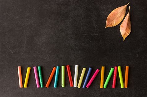 밝은 파스텔 크레용 검은 학교 보드에 행에 거짓말 어린이 창의력 개념다시 학교입니다 공간에 복사 합니다 0명에 대한 스톡 사진