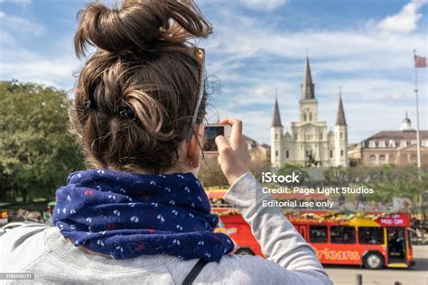 여자는 뉴 올 리 언 즈의 프랑스 지구에 잭슨 광장에서 사진을 걸립니다 뉴올리언스에 대한 스톡 사진 및 기타 이미지 뉴올리언스 카메라 20 29세 Istock