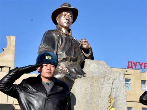 Багануурчууд Их зохиолч Д Нацагдоржийн хөшөөнд цэцэг өргөж хүндэтгэл үзүүллээ Isee Mn