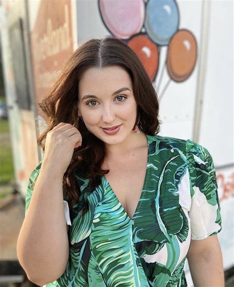 Pin By Juan Adorno On Jonna Capone Curvy Fashion Blogger Women