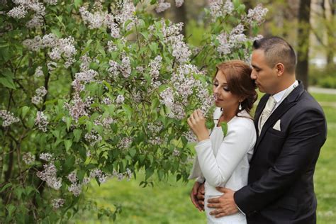 무료 사진 화원 향수 커플 신부 신랑 사랑 포옹 포옹 꽃 자연