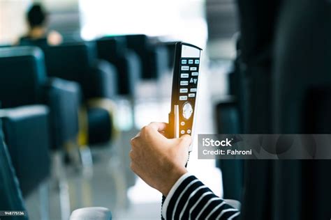 아시아 여자를 사용 하 여 손으로 누른 버튼을 누르면 원격 제어 로봇 식 안 마의 자 머리 어깨 휴식 하 고 퇴근 후 다시 하드 하루 종일 Brand Name Video