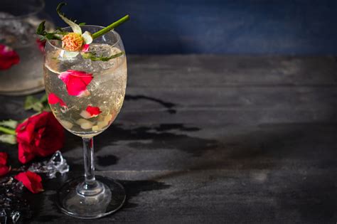 나무 테이블에 장미와 얼음으로 스파클링 차가운 물 해독 장미 디 페 런 스 유리 및 얼음 배치 측면 0명에 대한 스톡 사진 및 기타 이미지 Istock