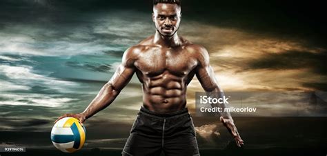 아프리카계 미국 흑인 운동가 하늘 석양에 공 배구 선수의 초상화 스포츠 공을 들고 있는 젊은 남자를 맞는 결심에 대한 스톡 사진