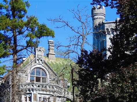 무료 이미지 자연 경계표 하늘 건물 나무 낮 뾰족한 탑 재산 집 관광 명소 샤토 정면 맨션 첨탑 시티 분기 성 교회에 식물