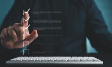 사업 성과 점검 및 모니터링 개념 사업가는 노트북을 사용하여 온라인 설문 조사를 작성합니다 디지털 양식 설문 조사 양식 평판