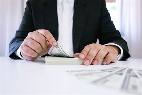 회계사 일 하는 사람 계산기를 사용 하 여 스프레드시트 문서 정보 금융 개념 개념에 대한 스톡 사진 및 기타 이미지 개념 경영자 계산기 Istock