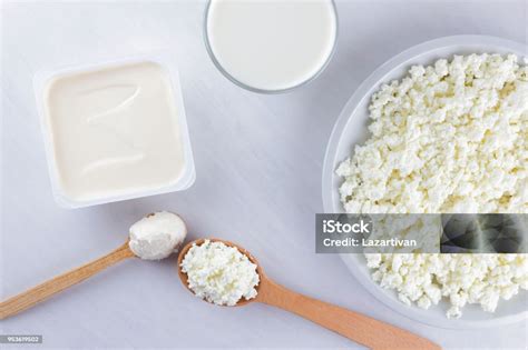 화이트 보드에 생활 용품입니다 코 티 지 치즈 크림 및 소프트 치즈는 흰색 바탕에 유리 부드러운 치즈 샌드위치에 우유 나무 칼