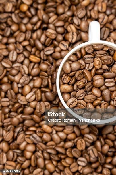 커피 원두로 가득 찬 커피 한 잔의 수직 사진 하얀 컵과 볶은 커피 원두의 최고 전망 0명에 대한 스톡 사진 및 기타 이미지