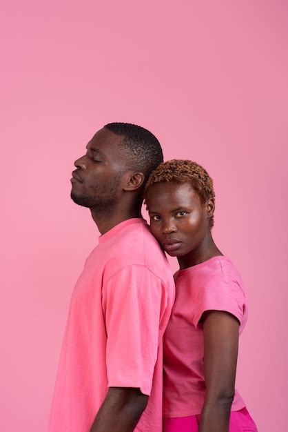 Coppia Di Tiro Medio In Posa Con Abito Rosa Foto Gratis