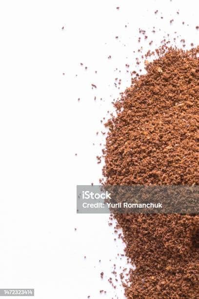 흰색 배경에 흩어져있는 분쇄 커피 더미 분쇄 된 블랙 커피의 곡물은 매우 가깝습니다 분쇄 커피 배경을 닫습니다 0명에 대한 스톡 사진 및 기타 이미지 Istock
