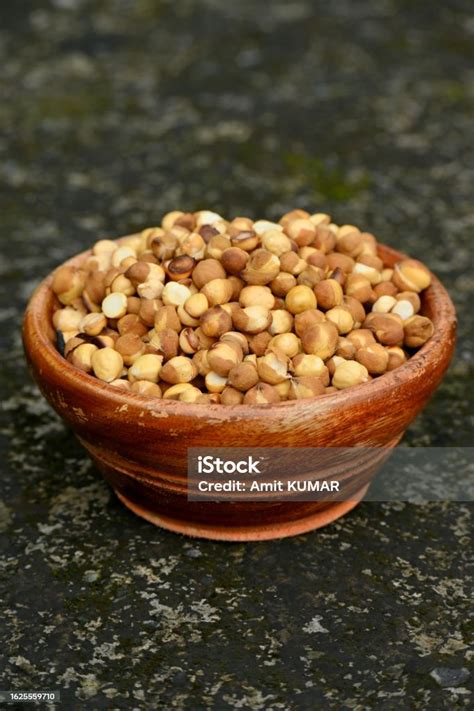나무 그릇에 튀긴 잘 익은 검은 그램 무리 소프트 포커스 자연 갈색 배경을 닫습니다 0명에 대한 스톡 사진 및 기타 이미지 0명 갈색 건강한 생활방식 Istock