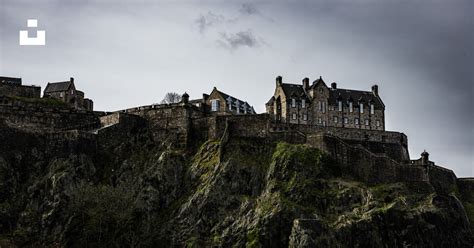 구름 낀 하늘 아래 산 꼭대기에 있는 큰 성 사진 Unsplash의 무료 성 이미지