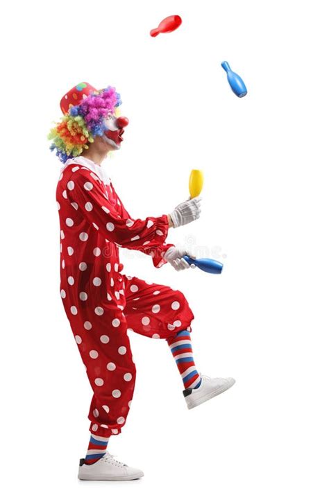 Clown Der Mit Vereinen Jongliert Stockbild Bild von porträt lustig