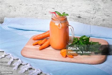 거 대 한 메이슨 항아리 회색 테이블 배경에 당근 스무디의 전체 비타민이 가득한 영양 음료입니다 공간에 복사 합니다 0명에 대한 스톡 사진 및 기타 이미지 Istock