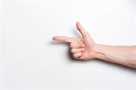 한 남자의 손이 흰색 배경에 광고하기 위해 검지 손가락으로 복사 공간을 가리킨다 가리키기에 대한 스톡 사진 및 기타 이미지 가리키기 개념 검지 반지 Istock