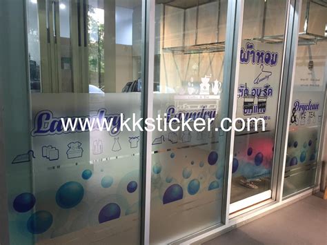 พิมพ์สติ๊กเกอร์ฝ้า ติดกระจก ร้านซักรีด คอนโดยูดีไลท์ แอท อ่อนนุช สเตชั่น บริการพิมพ์และติดตั้ง
