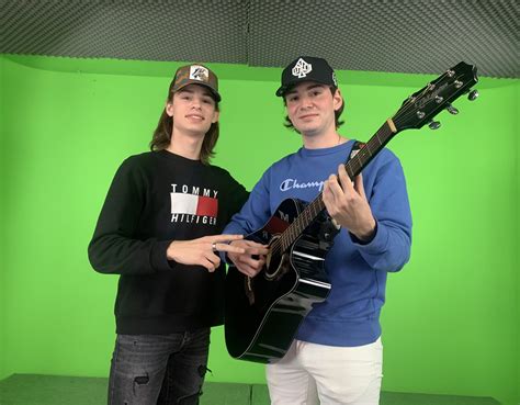 Se Lanzan Sebastián Y Eugenio Esquivel A La Música