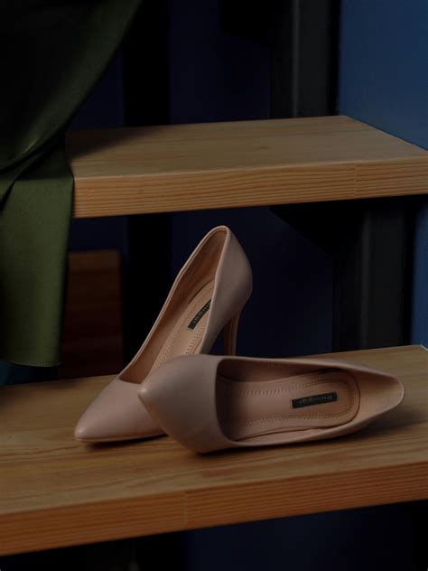 가죽 검은 구두 검은색 격식있는 옷차림 고상한 디자이너 럭셔리 매끄러운 매우 복잡한 매혹적인 미니멀리스트 미니멀리스트 패션 반짝반짝 빛나는 사 파트