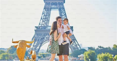 에펠탑 앞에 서서 프랑스 파리에서 휴가를 즐기는 세 명의 행복한 가족 사진 Unsplash의 관광객 이미지
