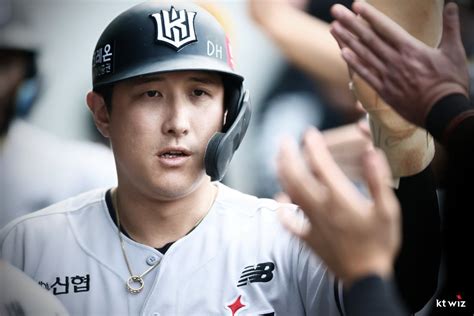 다리 절룩이며 홈 밟은 Kt 황재균 햄스트링 통증으로 교체…“병원 진료 예정” [sd 수원 라이브]