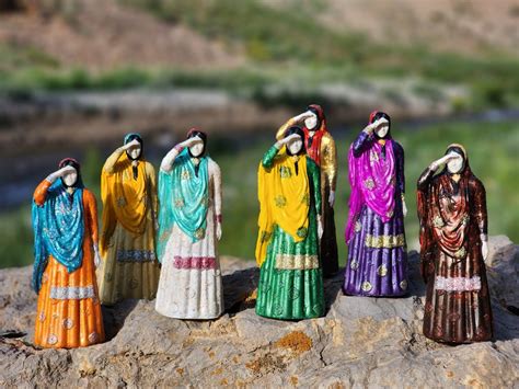 مجسمه زن بختیاری مغازه