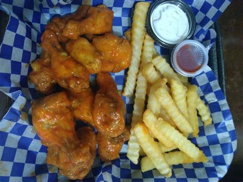 Orden De Alitas Con Su Aderezo Alitas Chiken Wings