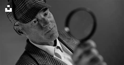 빨간색과 흰색 체크 무늬 드레스 셔츠에 검은 페도라 모자를 쓴 남자 사진 Unsplash의 무료 초상 이미지