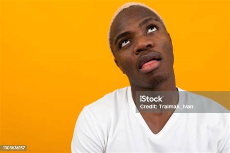 복사 공간으로 노란색 배경에 불쾌하게 찾고 아프리카 흑인 남자의 초상화 20 24세에 대한 스톡 사진 및 기타 이미지 20
